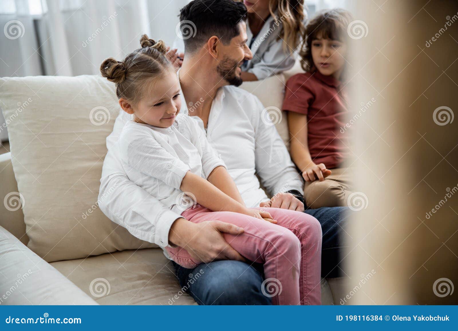 Pappa Med Dotter Som Sitter I Hans Knä Arkivfoto Bild Av Livsstil