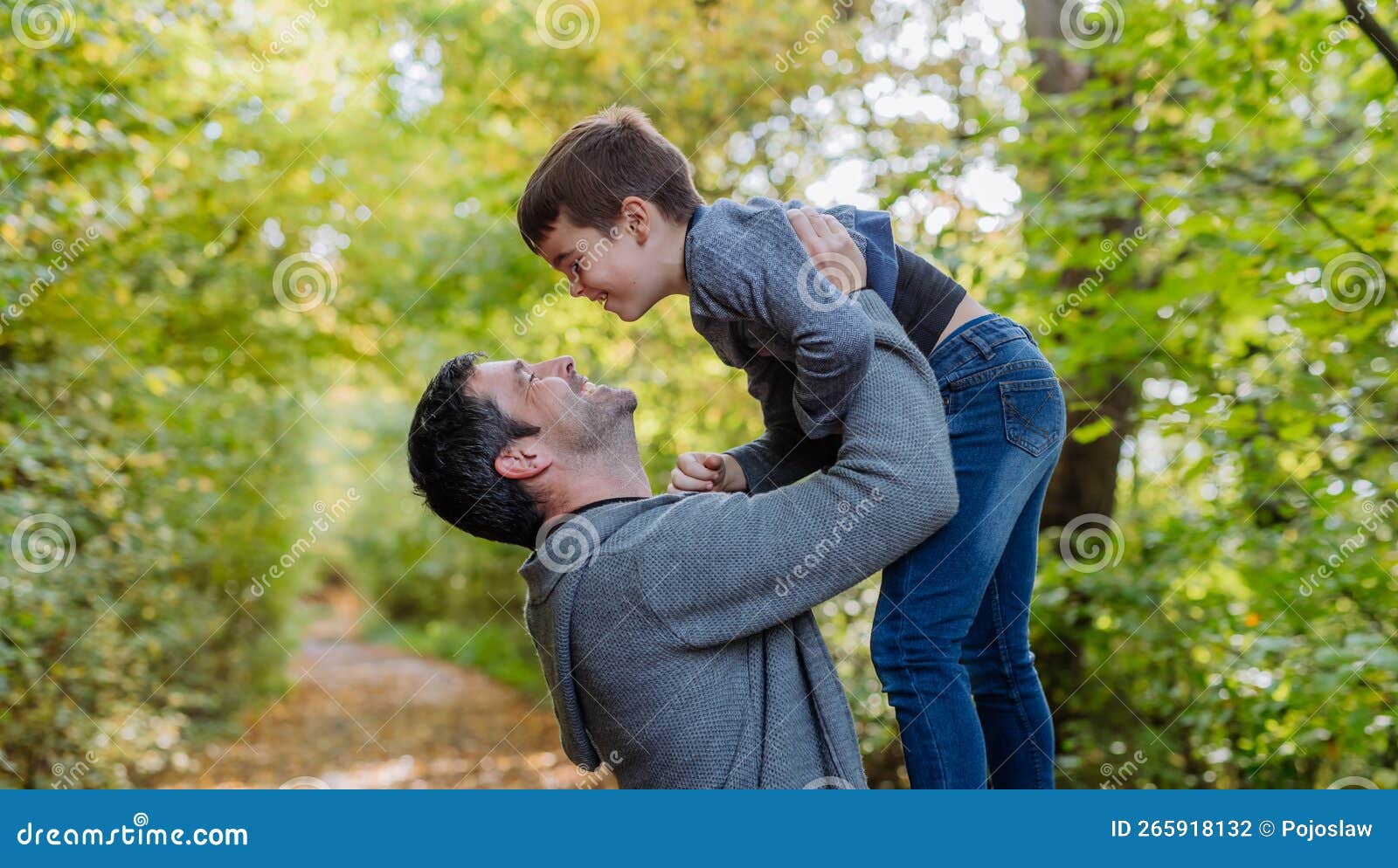 Pappa Som Har Kul Med Sin Son I Skogen Arkivfoto Bild Av Skratt