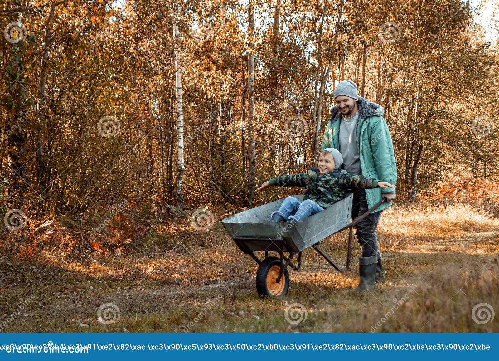Pappa Spenderar Tid Med Sin Son En Lycklig Liten Pojke Som Knuffas Av