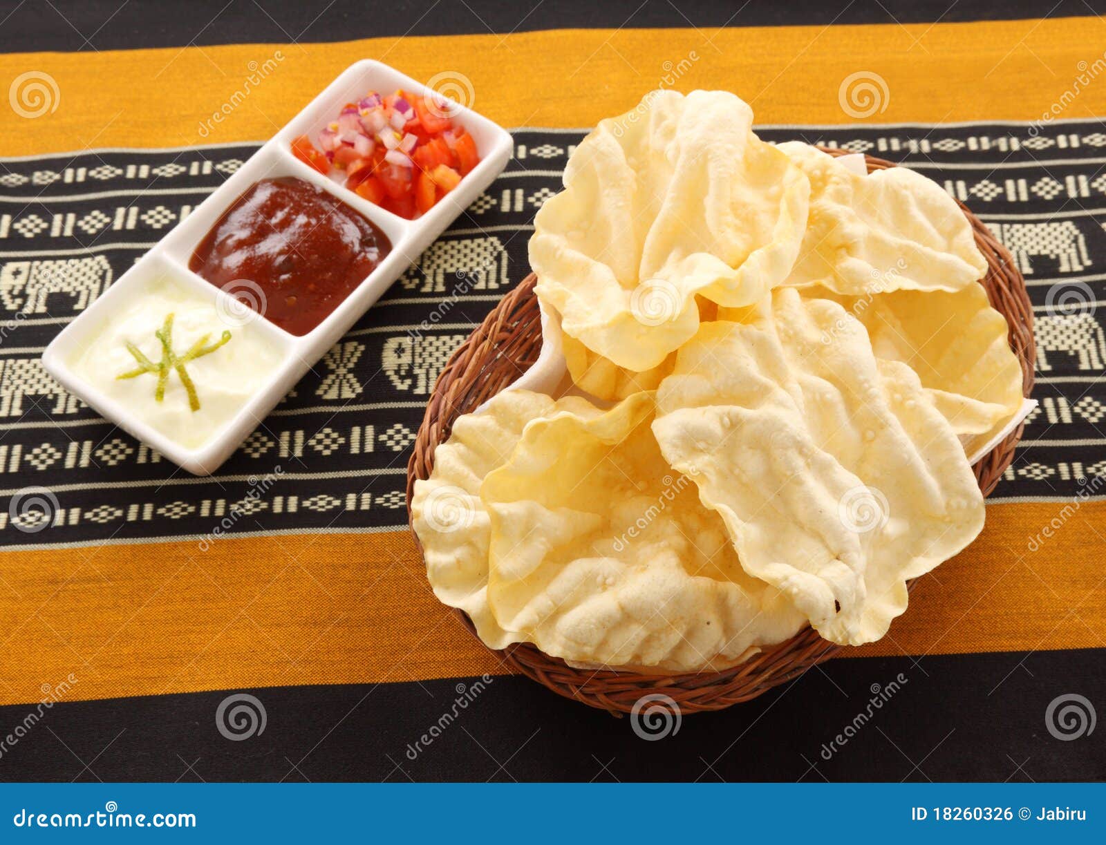 Pappadums e condimentos foto de stock. Imagem de delicioso - 18260326
