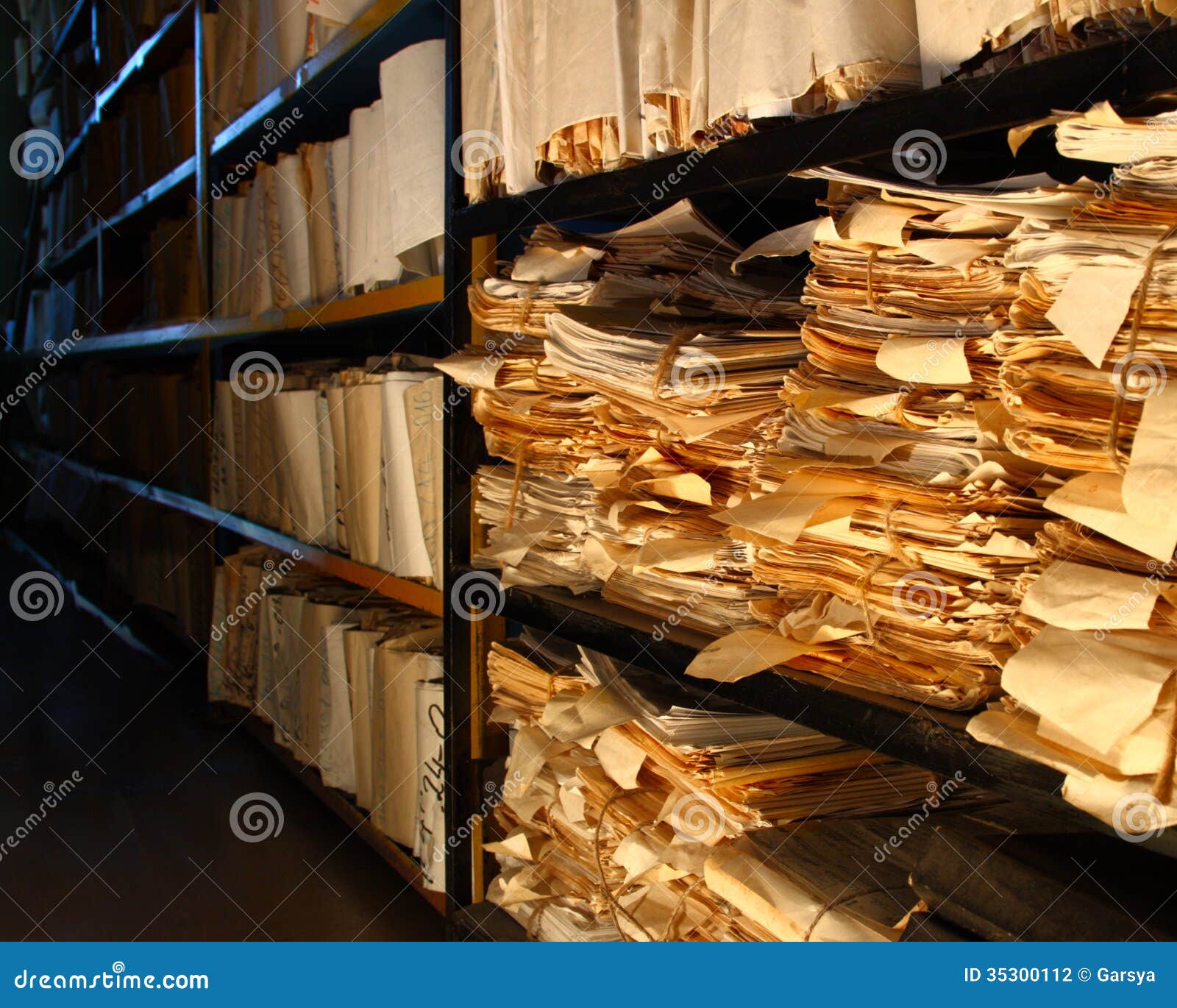 Pappers- dokument i arkiv arkivfoto. Bild av registrera - 35300112