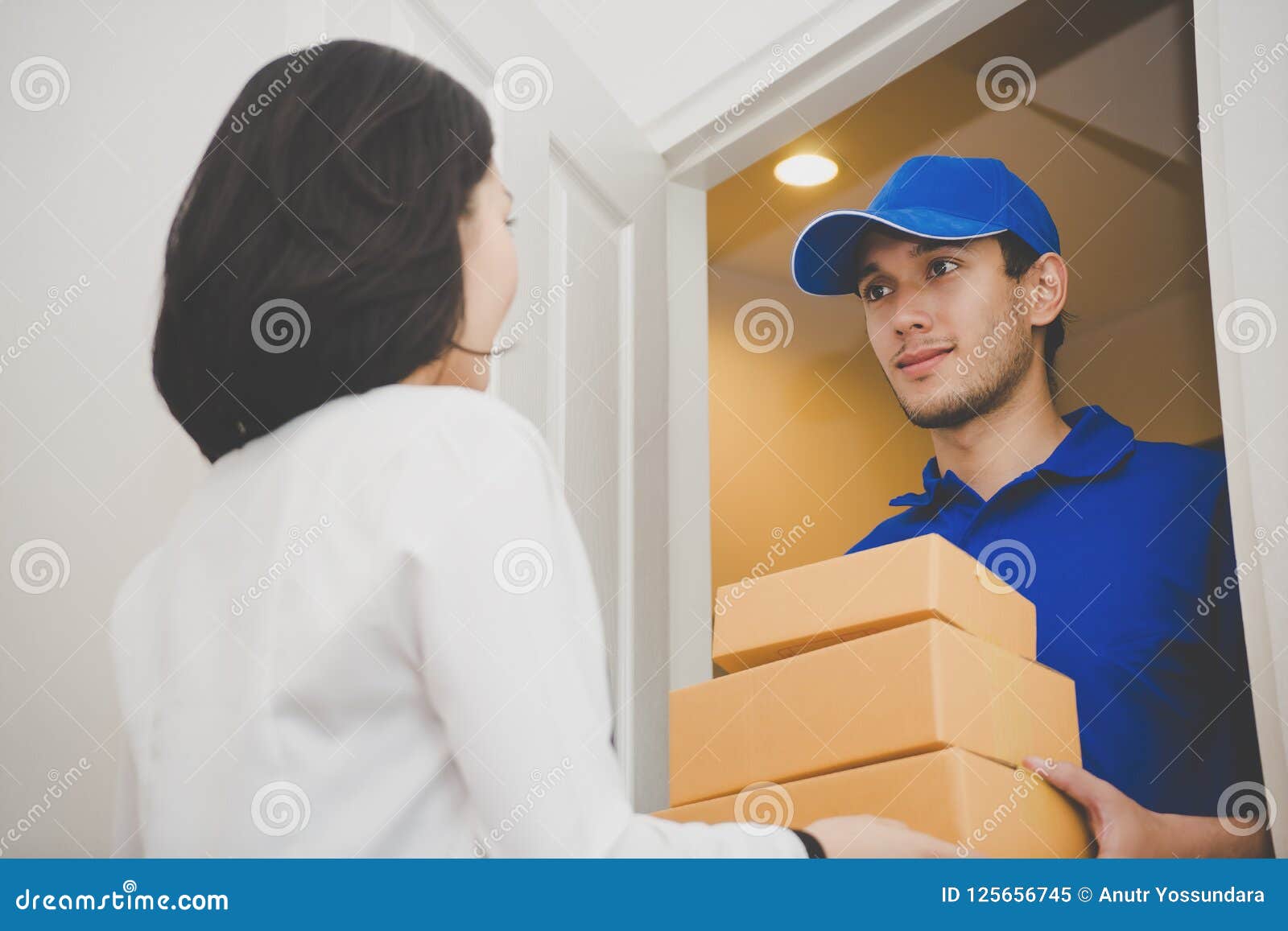 Paquete De La Entrega Al Cliente En La Puerta Imagen de archivo ...