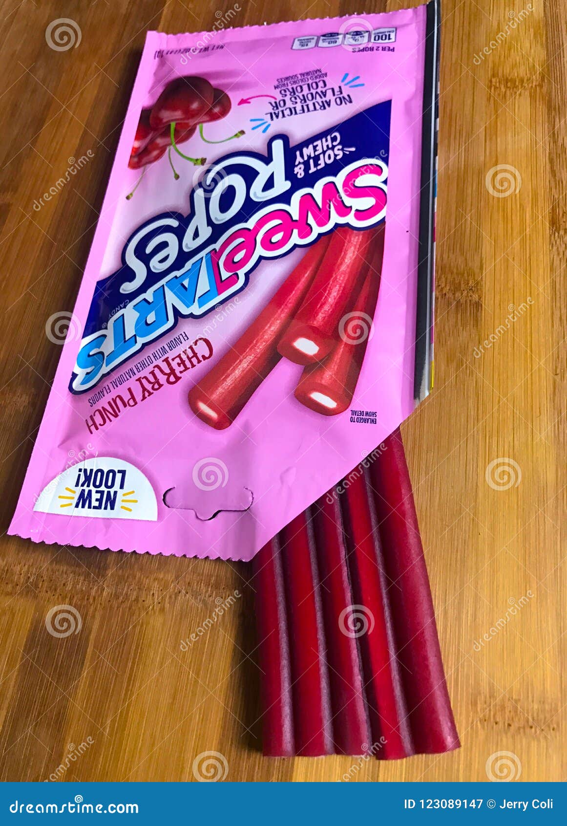 Paquete De Sweetarts Cherry Ropes Candy Fotografía editorial - Imagen ...