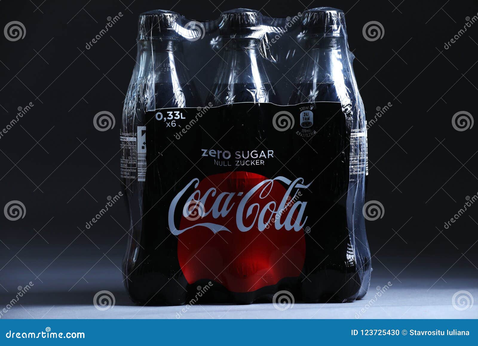 Paquetes De Coca-Cola De Bebidas Imagen editorial - Imagen de bebidas ...