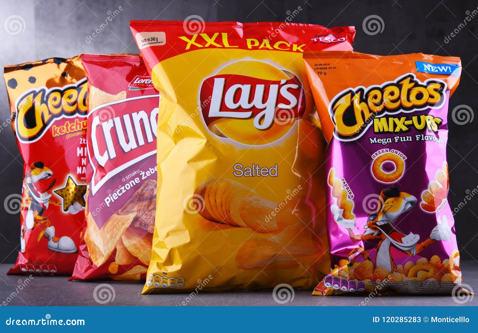 Paquetes De Marcas Populares De Snacks Foto de archivo editorial ...