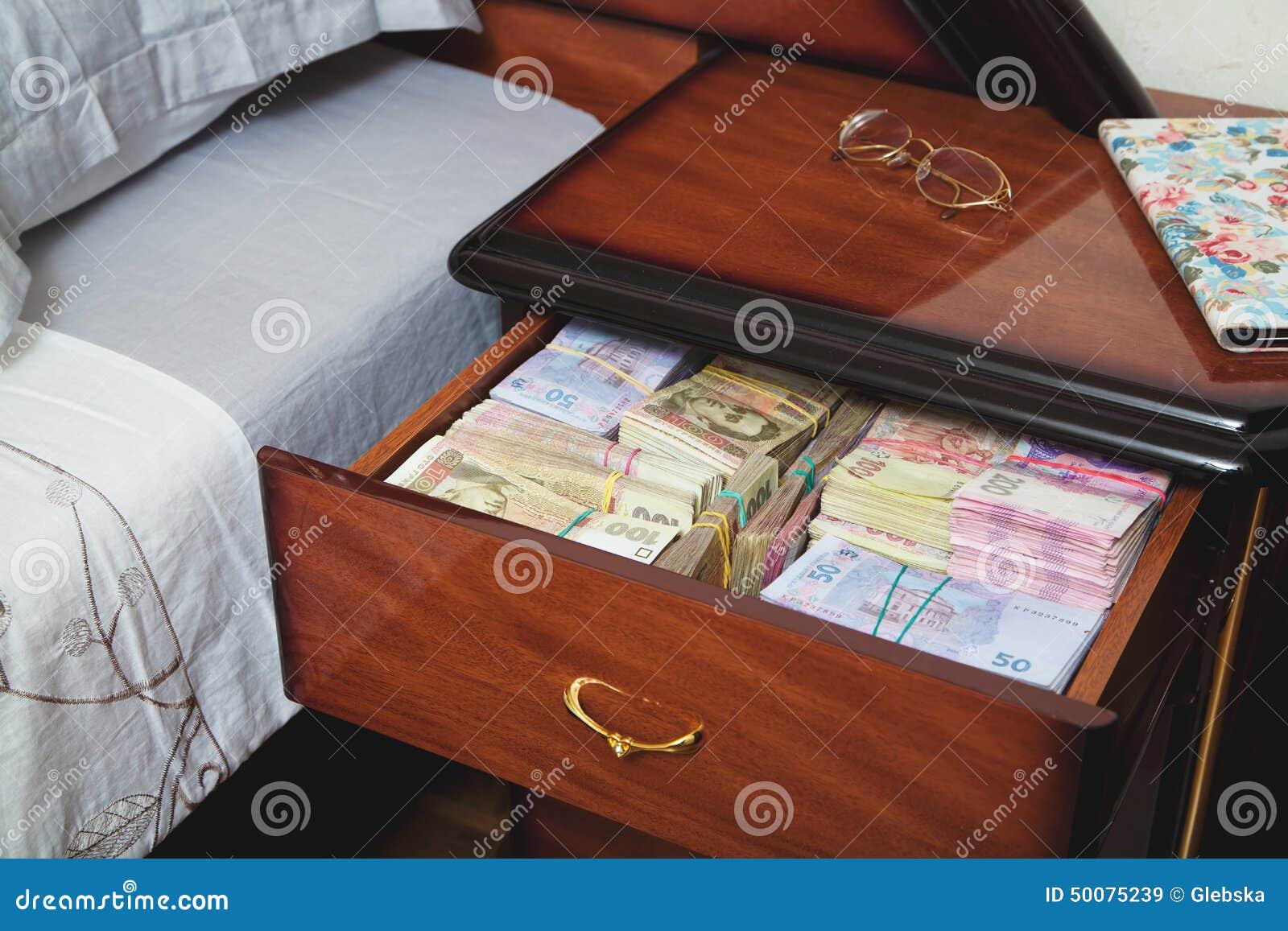 Paquets De Billets De Banque Dans La Table De Chevet Image stock ...