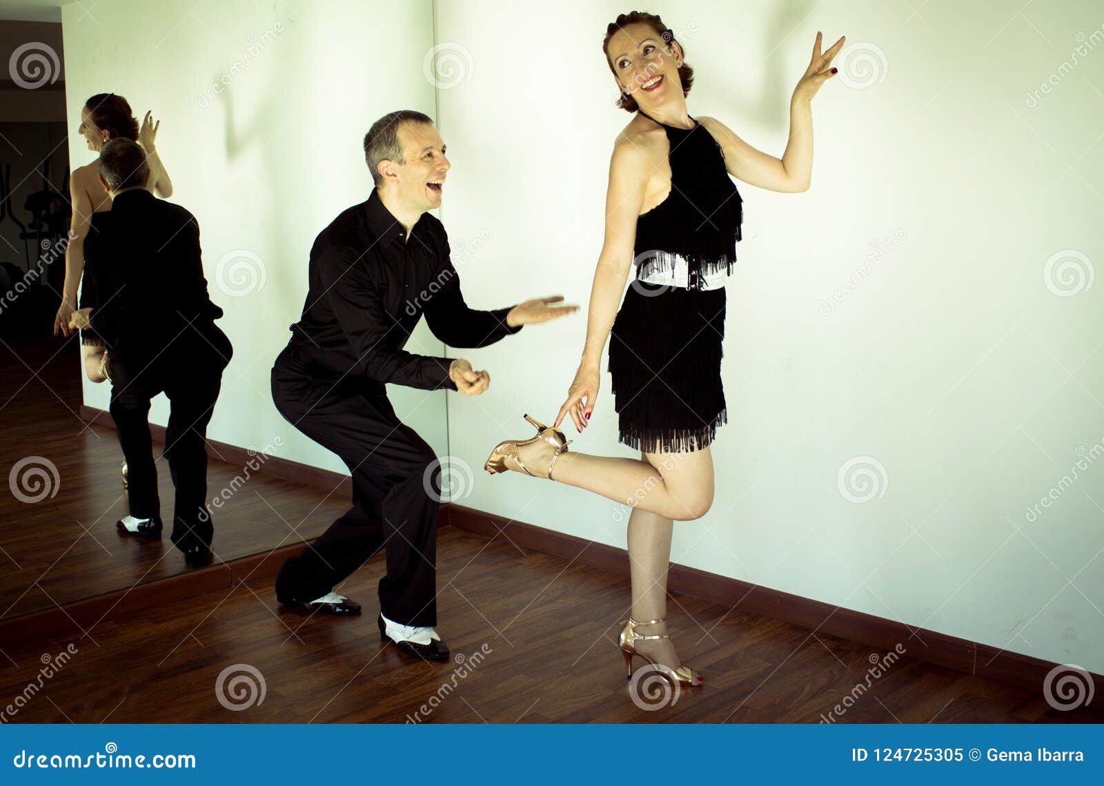 Par Av Dansare Som Dansar Latindanser Fotografering för Bildbyråer ...