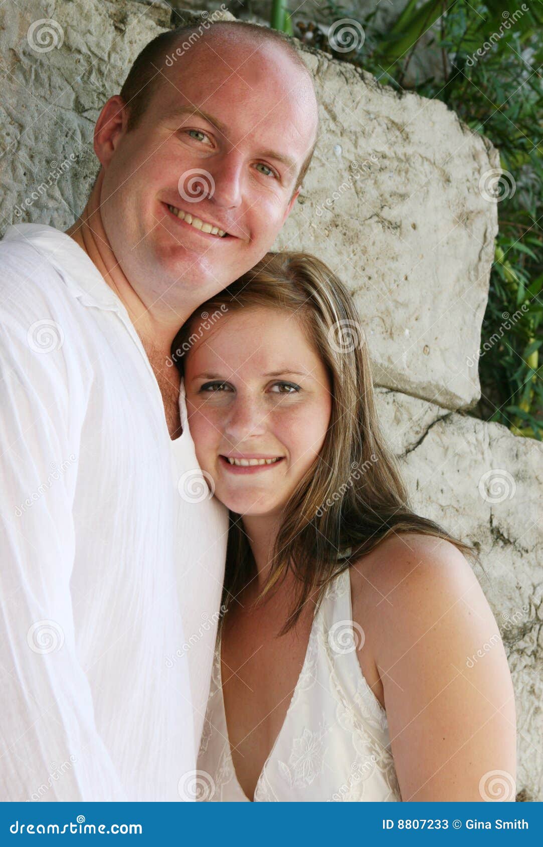 Par som att gifta sig bara fotografering för bildbyråer. Bild av ... Par som att gifta sig bara fotografering för bildbyråer. Bild av ...