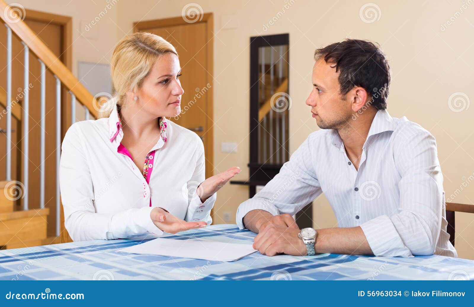 Par Som Har Allvarligt Samtal Hemma Arkivfoto - Bild av förtvivlan ...