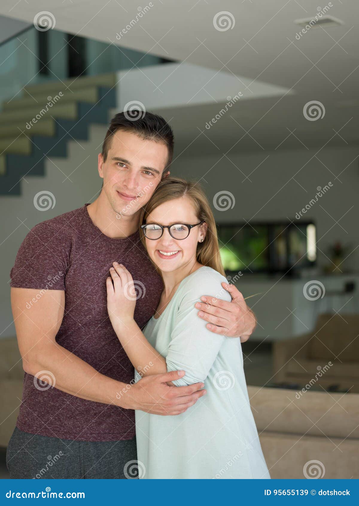 Par Som Kramar I Deras Nya Hem Fotografering för Bildbyråer - Bild av ...