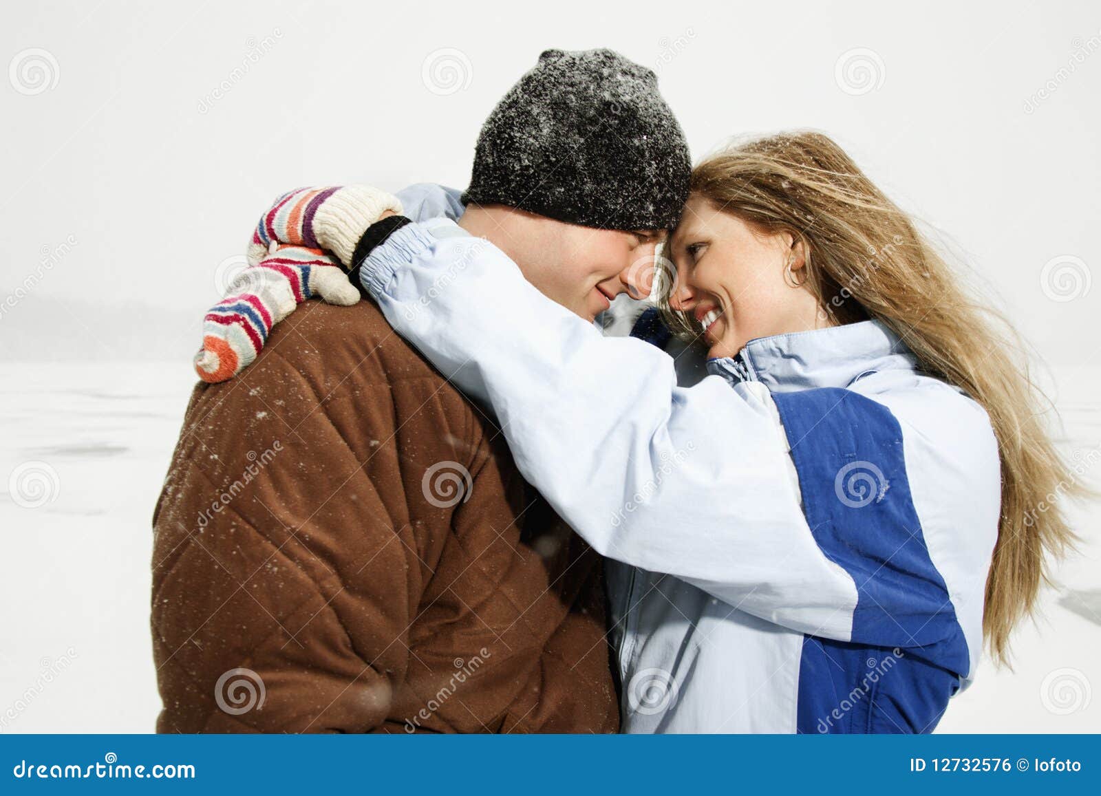 Par som kramar snow arkivfoto. Bild av skönhet, bort - 12732576