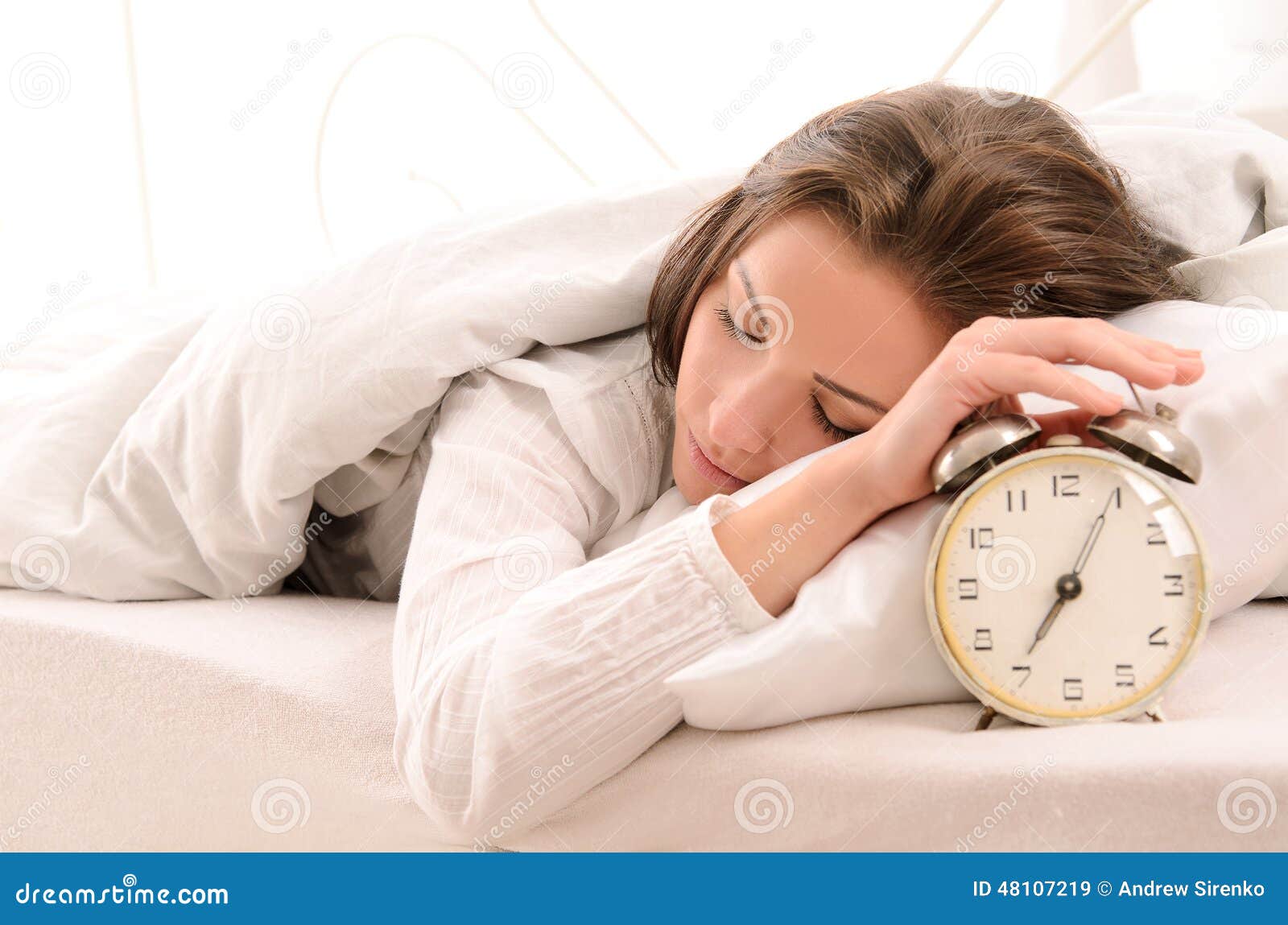 Para Acordar Logo Para a Jovem Mulher Imagem de Stock - Imagem de ...