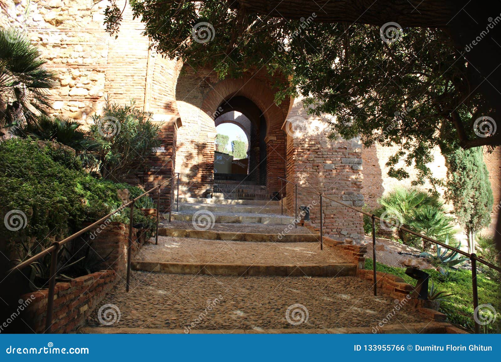 Para Dentro Do Castelo Antigo Foto Editorial - Imagem de antiguidade ...