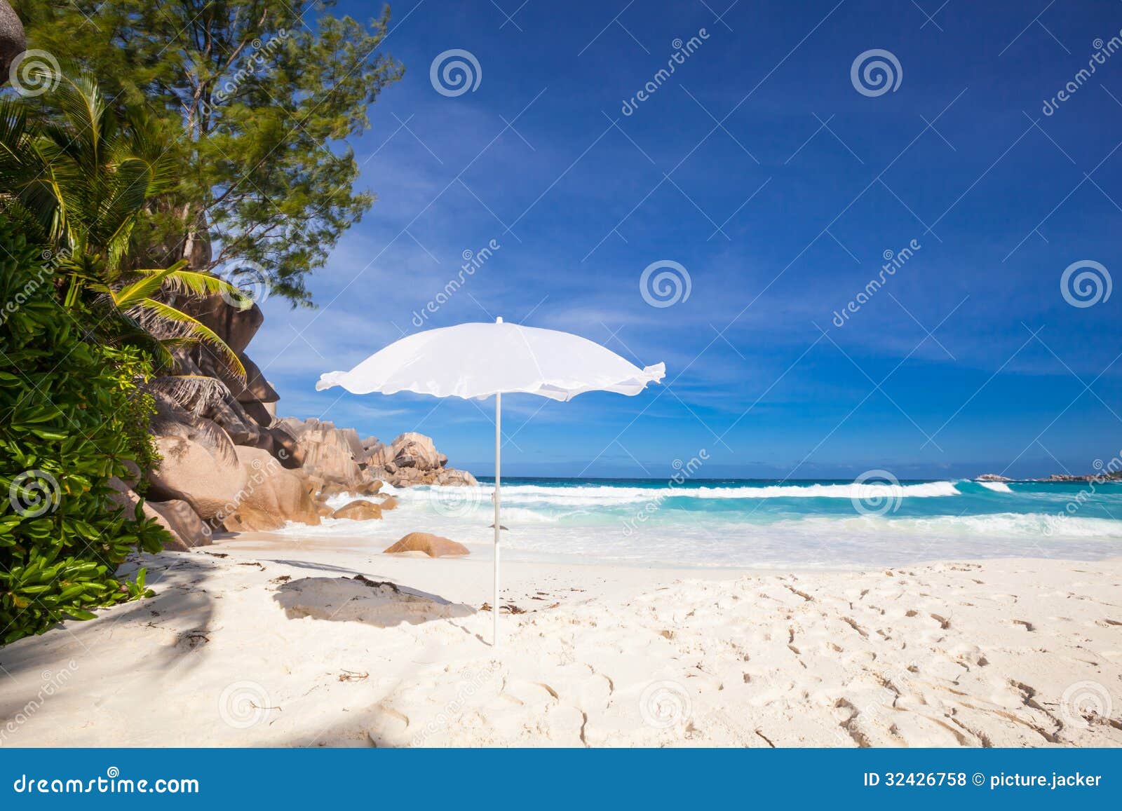 Para-sol branco foto de stock. Imagem de costa, palma - 32426758