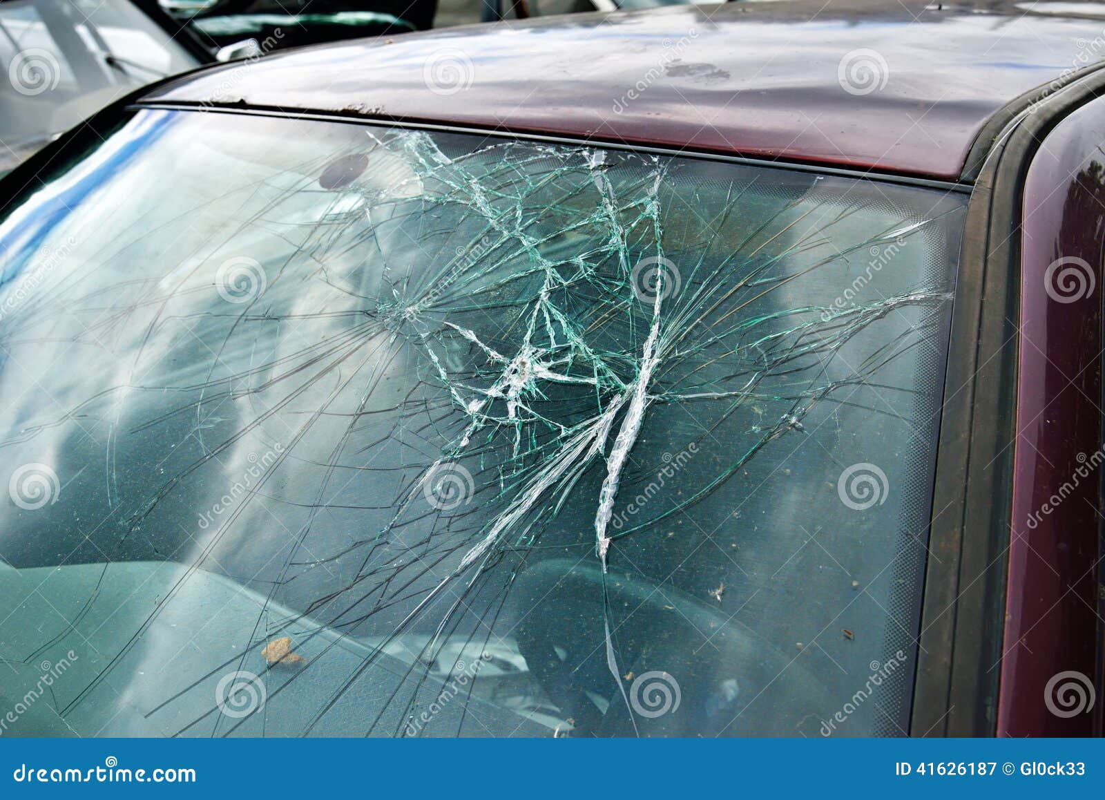 Parabrezza rotto immagine stock. Immagine di schiacciato - 41626187