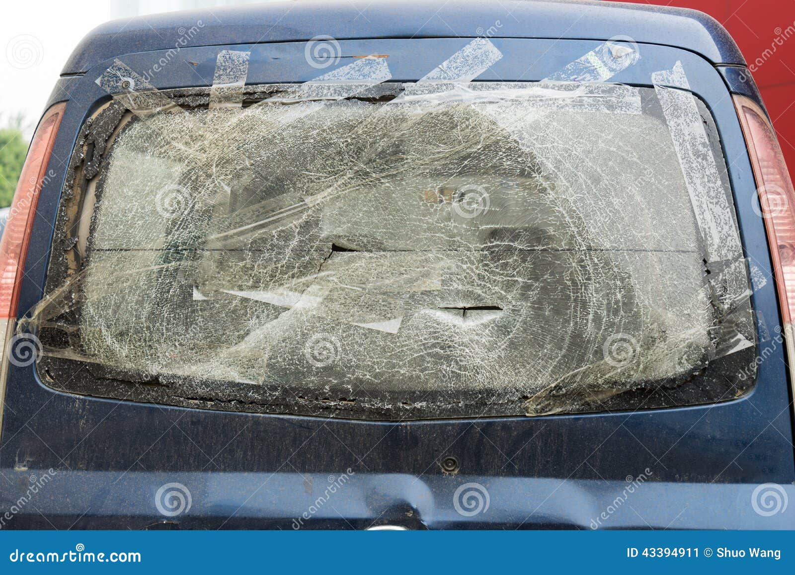 Parabrezza rotto immagine stock. Immagine di schiacciato - 43394911