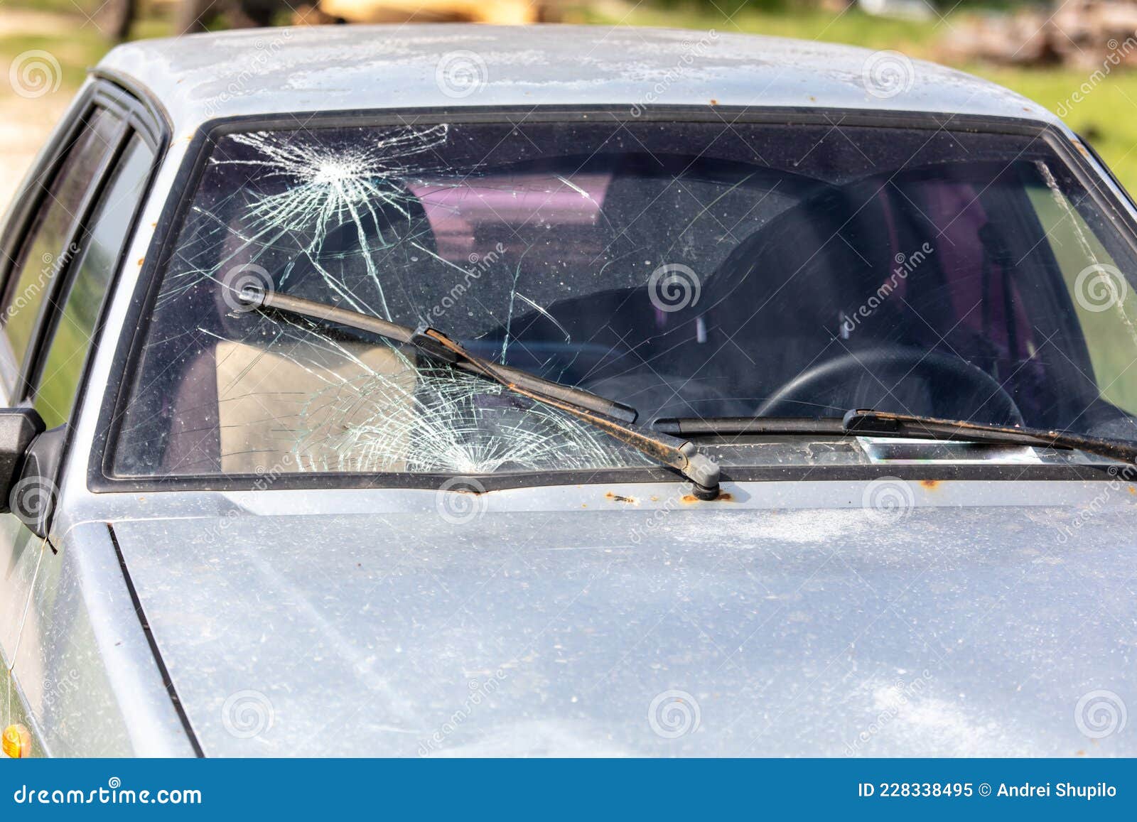 Parabrisas Roto En Un Coche. Imagen de archivo - Imagen de ventana ...