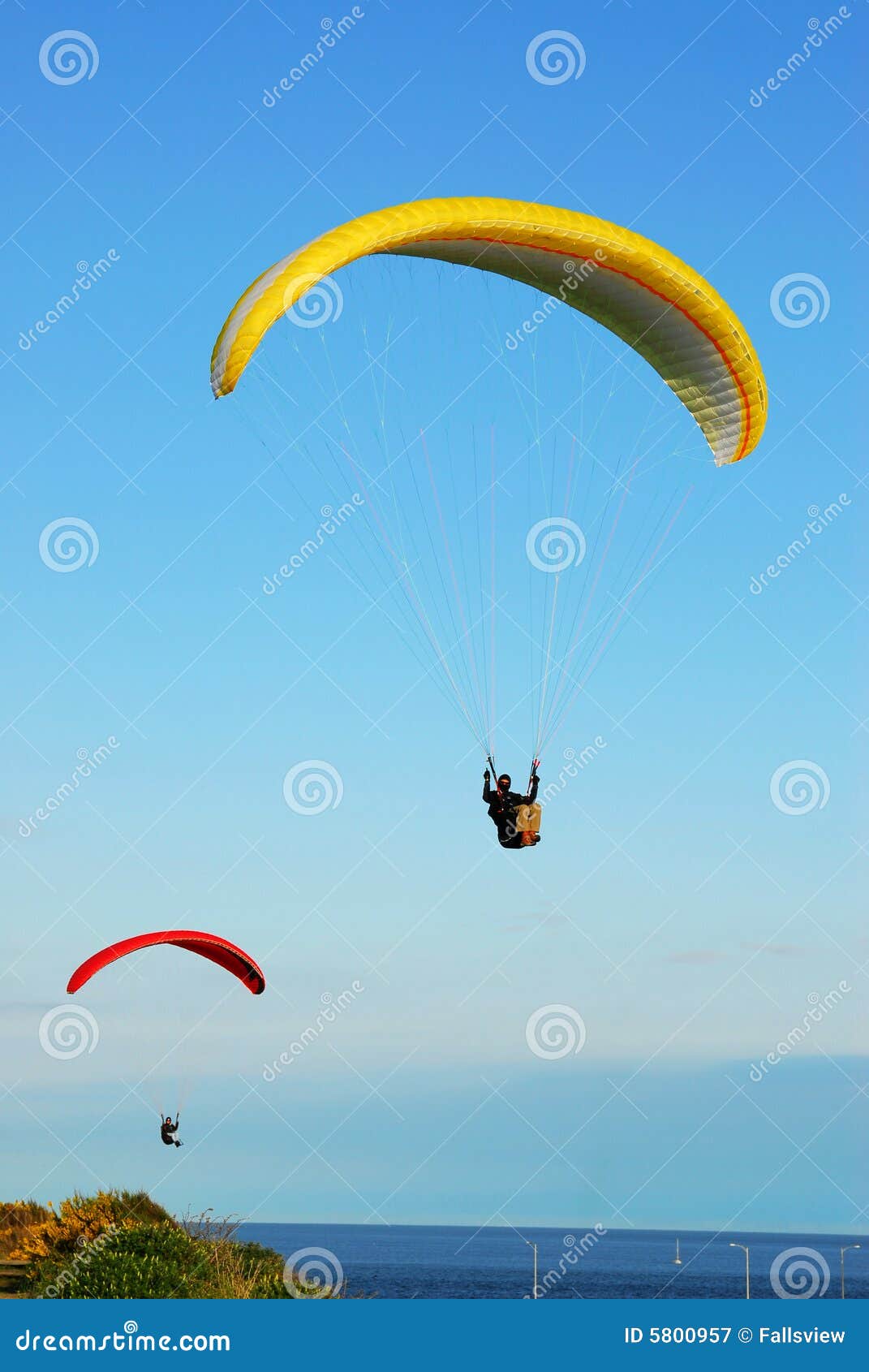 Parachute Flying Above The Ocean Stock Image - Image of horizon, dive ...