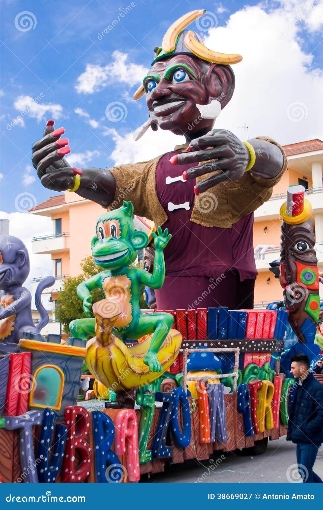 Parade of Carnival floats editorial photography. Image of traditional ...