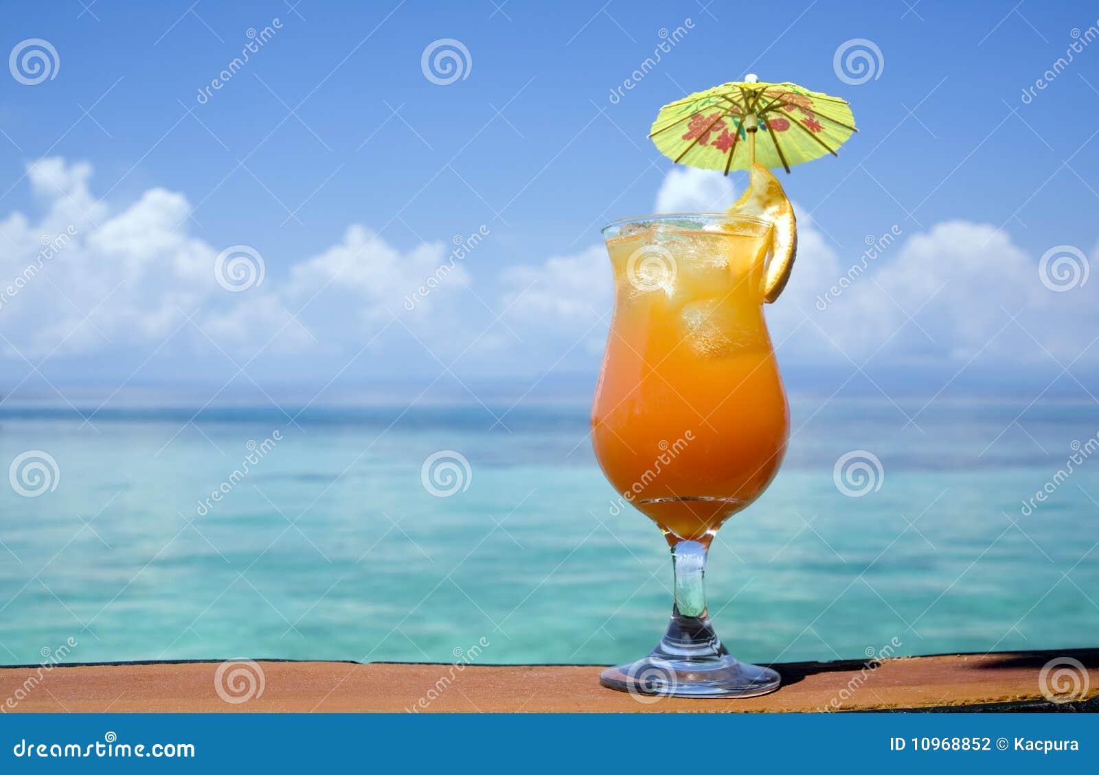 Paradis Tropical De Boissons Photo stock - Image du exotique, sélecteur ...