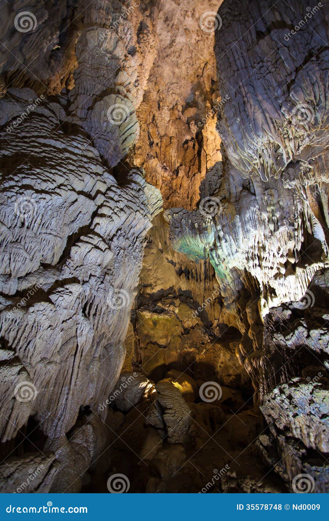 Paradise Cave, Unesco World Heritage Site Stock Photo - Image of asia ...