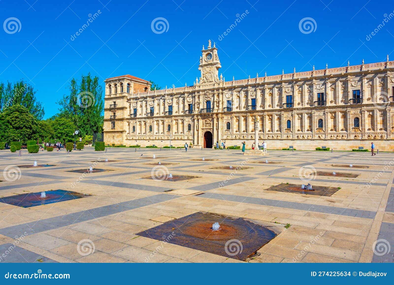 Parador De Leon Building in Spanish Town Leon Stock Photo - Image of ...