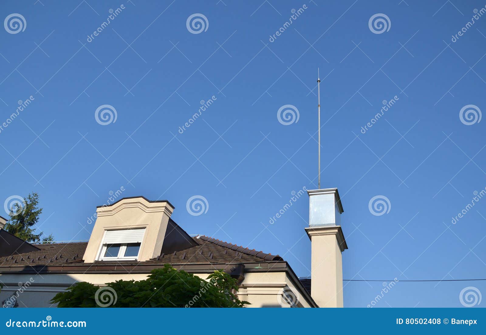 Parafoudre sur le toit photo stock. Image du protégez - 80502408