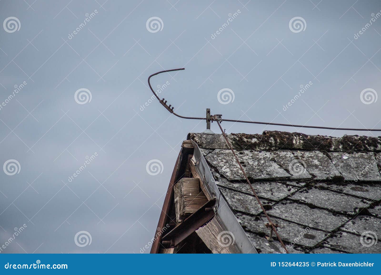 Parafulmine Sul Tetto Di Vecchia Casa Immagine Stock - Immagine di alto ... Parafulmine Sul Tetto Di Vecchia Casa Immagine Stock - Immagine di alto ...