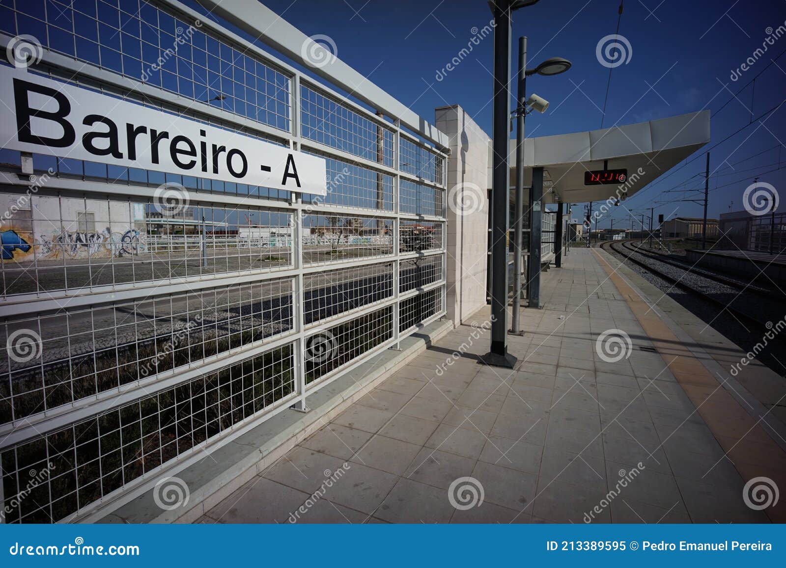 Paragem Do Comboio Com Sinais Da Barreiro a Na Cidade De Barreiro ...