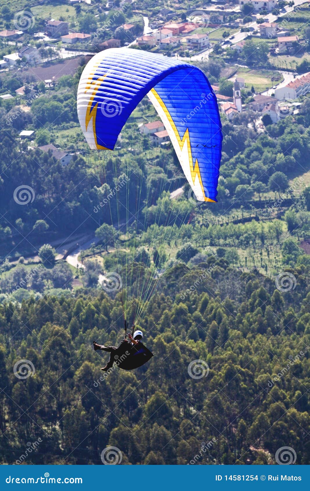 Paragliding editorial stock image. Image of beautiful - 14581254