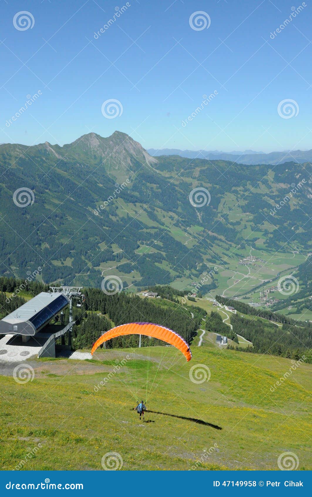 Paragliding in Alps editorial stock photo. Image of flying - 47149958