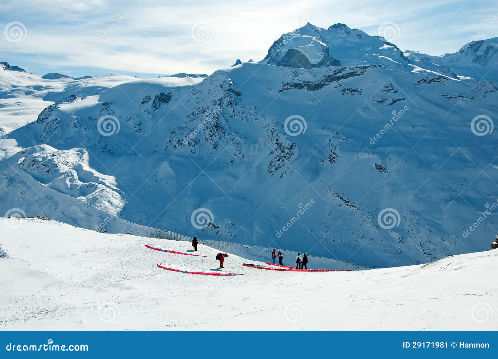 Paragliding in swiss Alps editorial photo. Image of parachute - 29171981