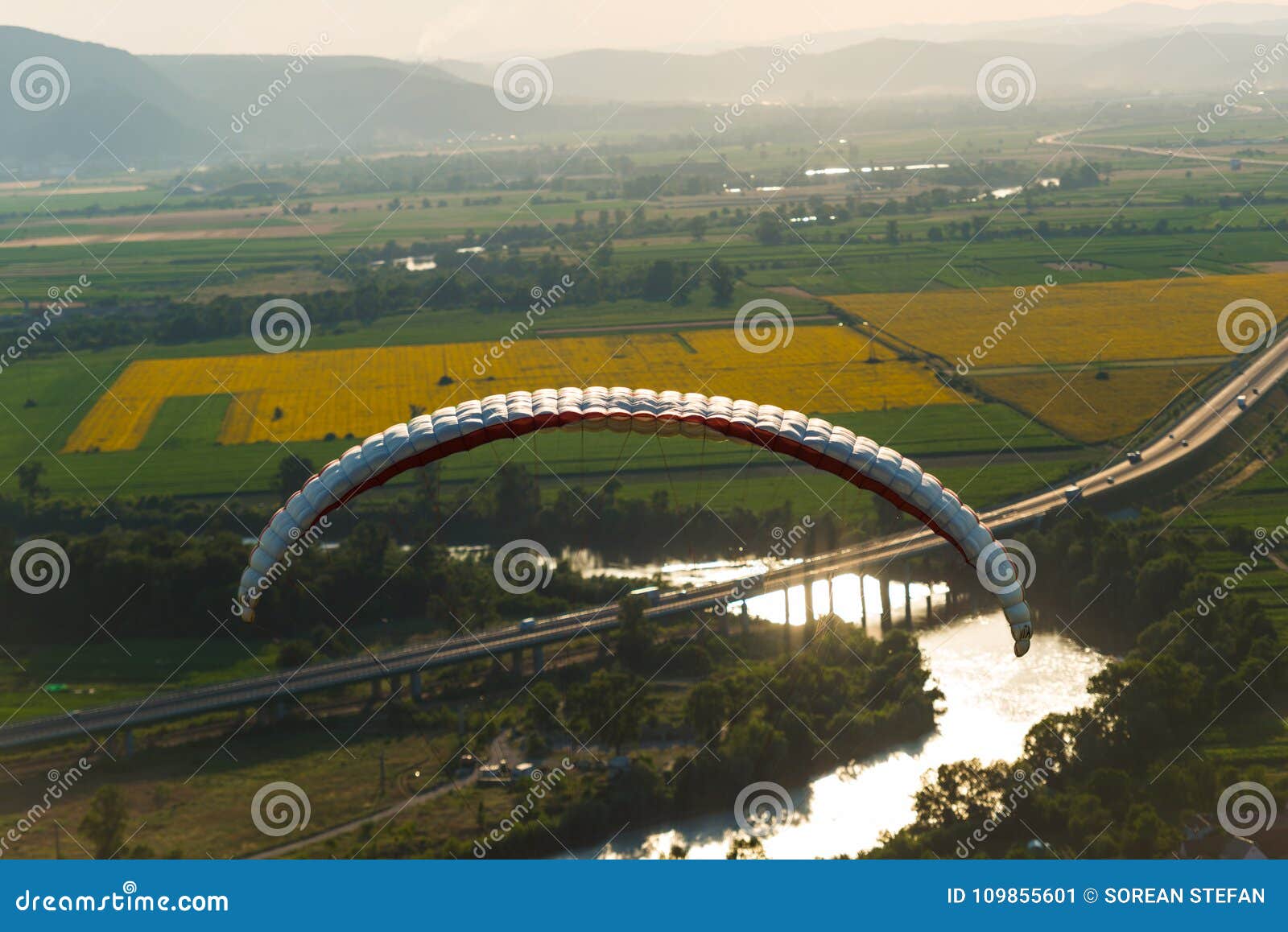 Paragliding on the wind editorial photo. Image of nature - 109855601