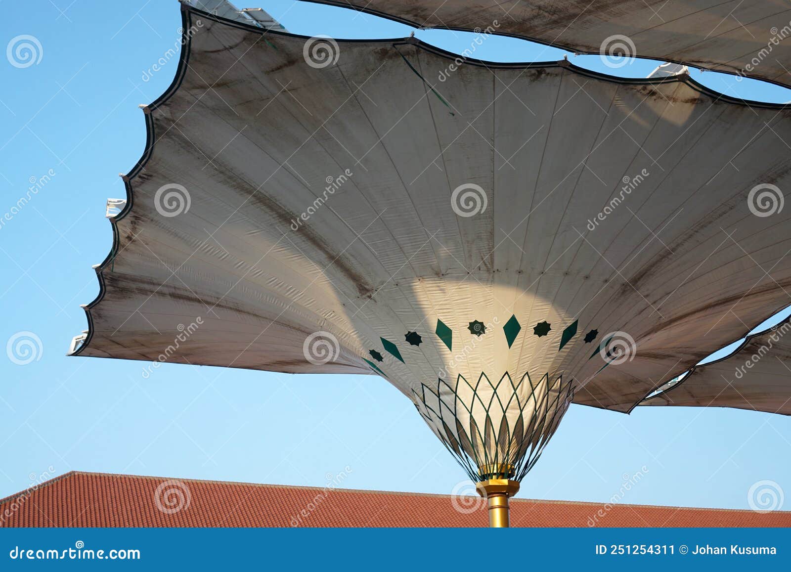 Paraguas Gigantes En La Gran Mezquita De Java Central Imagen de archivo ...