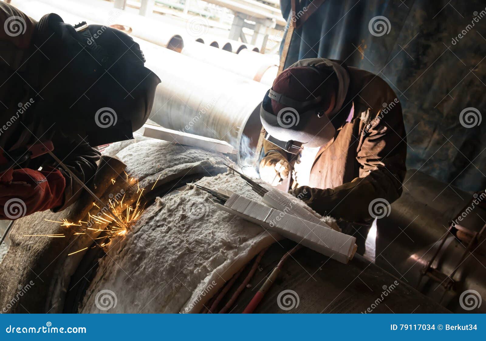 Parallel Welding of Two Pipe Welders Simultaneously Host Large D Stock ...