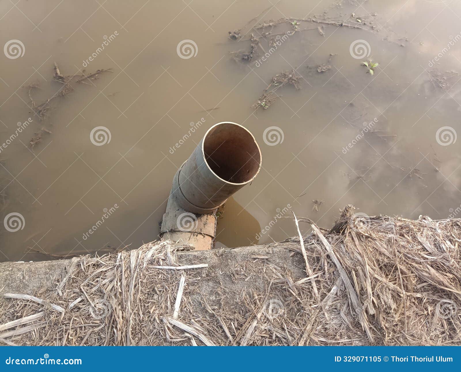 Paralon Pipes That Are Connected Are Tied Using Rubber To Provide Water ...