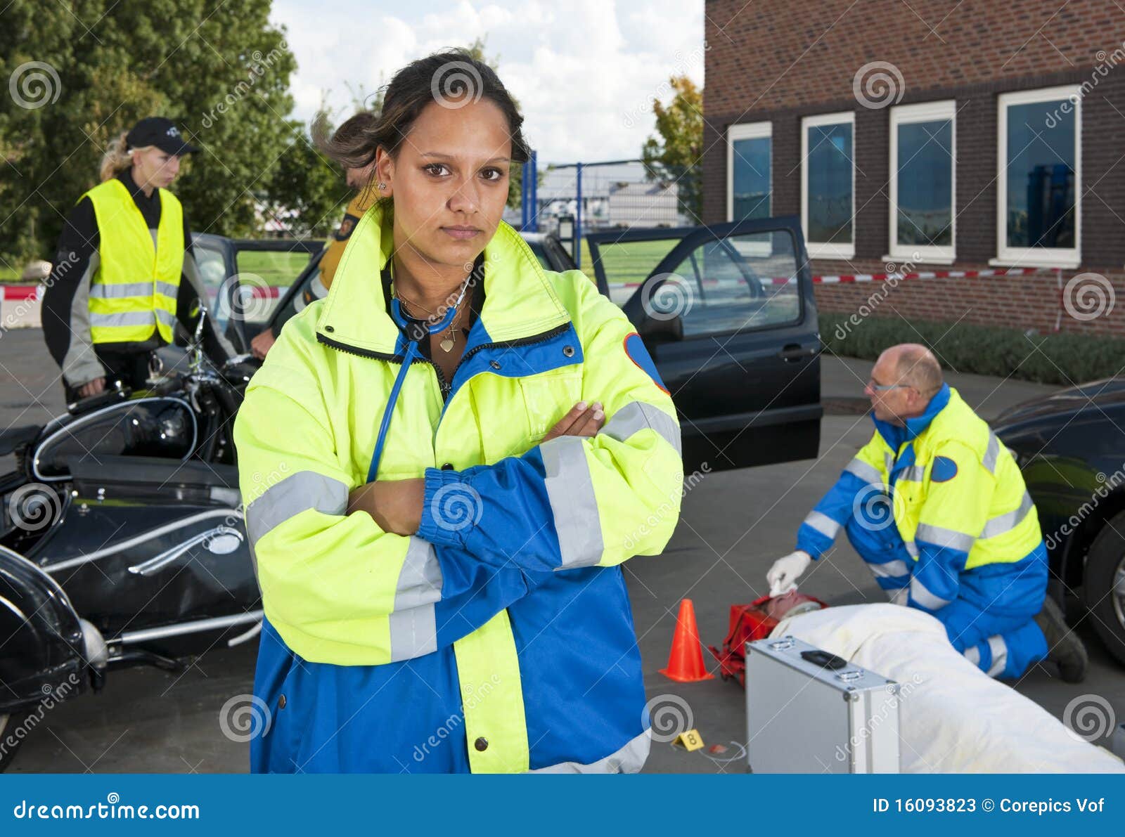 Paramedicus stock afbeelding. Image of jong, zeker, noodsituatie - 16093823