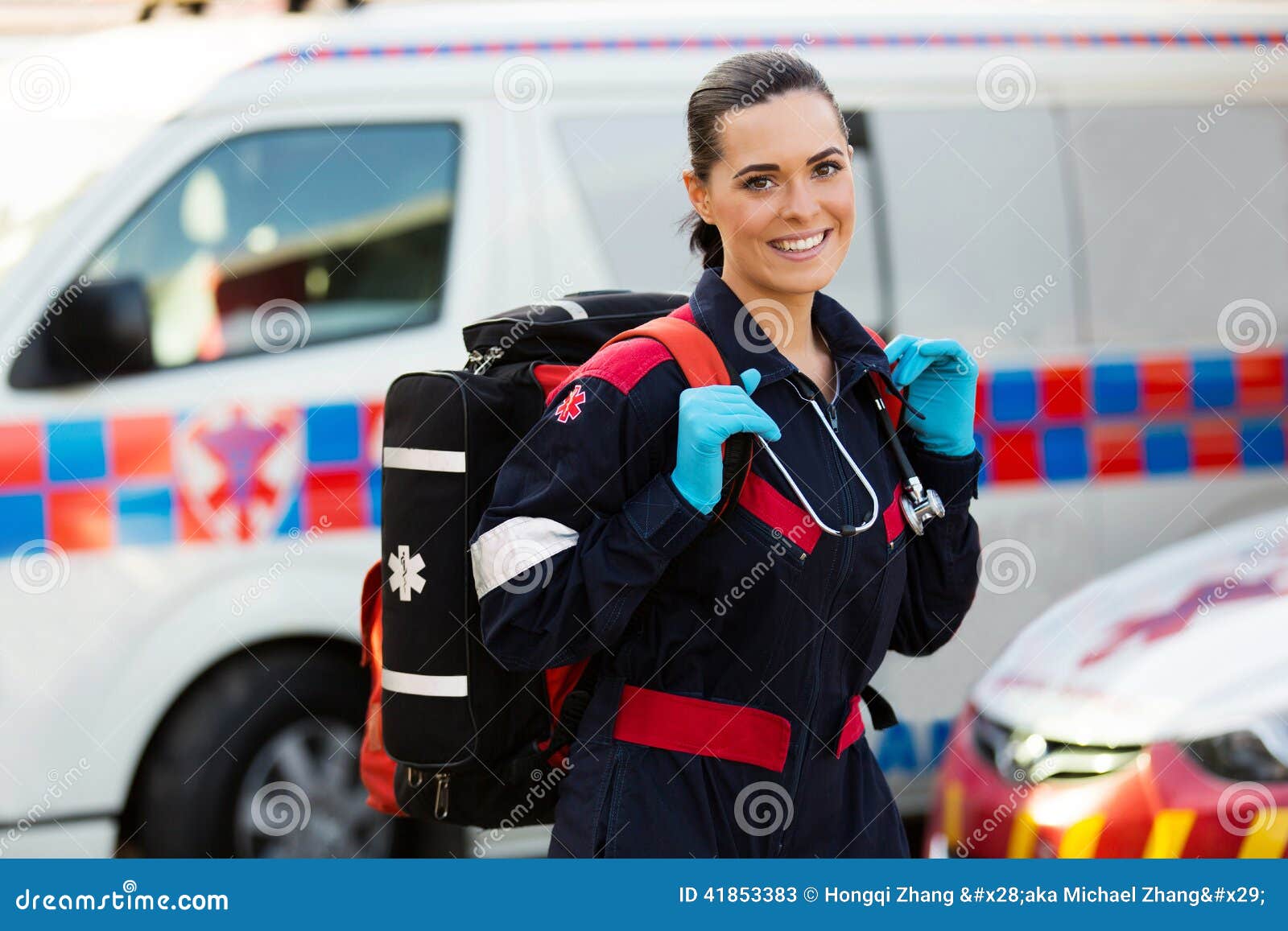 Paramedicus Die Lifepack Dragen Stock Afbeelding - Image of paramedisch ...