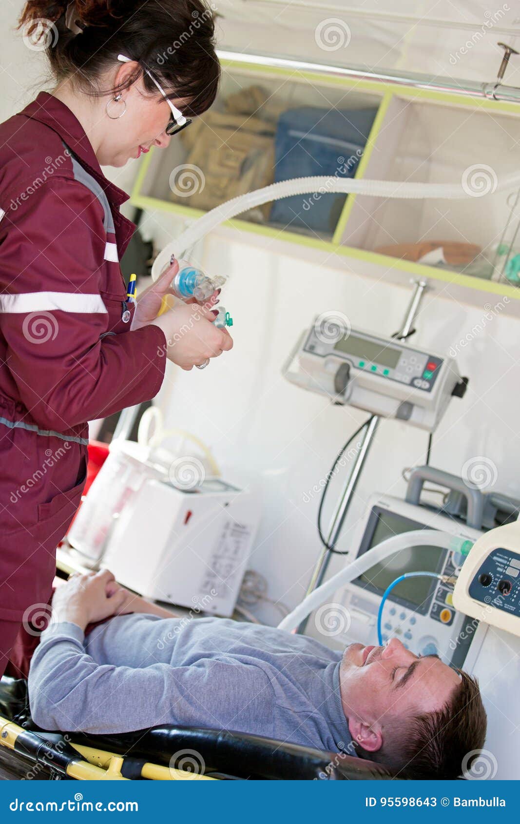 Paramedicus Die Zuurstofmasker Voorbereiden Stock Afbeelding - Image of ...