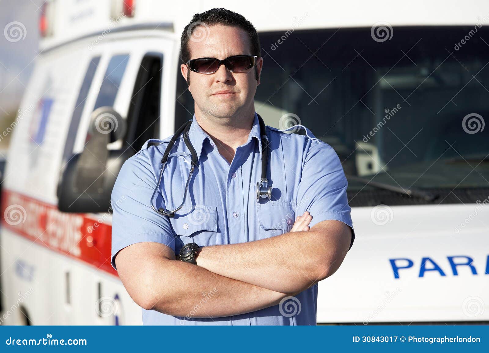 Paramedicus Worker in Front of Ambulance Stock Afbeelding - Image of ...