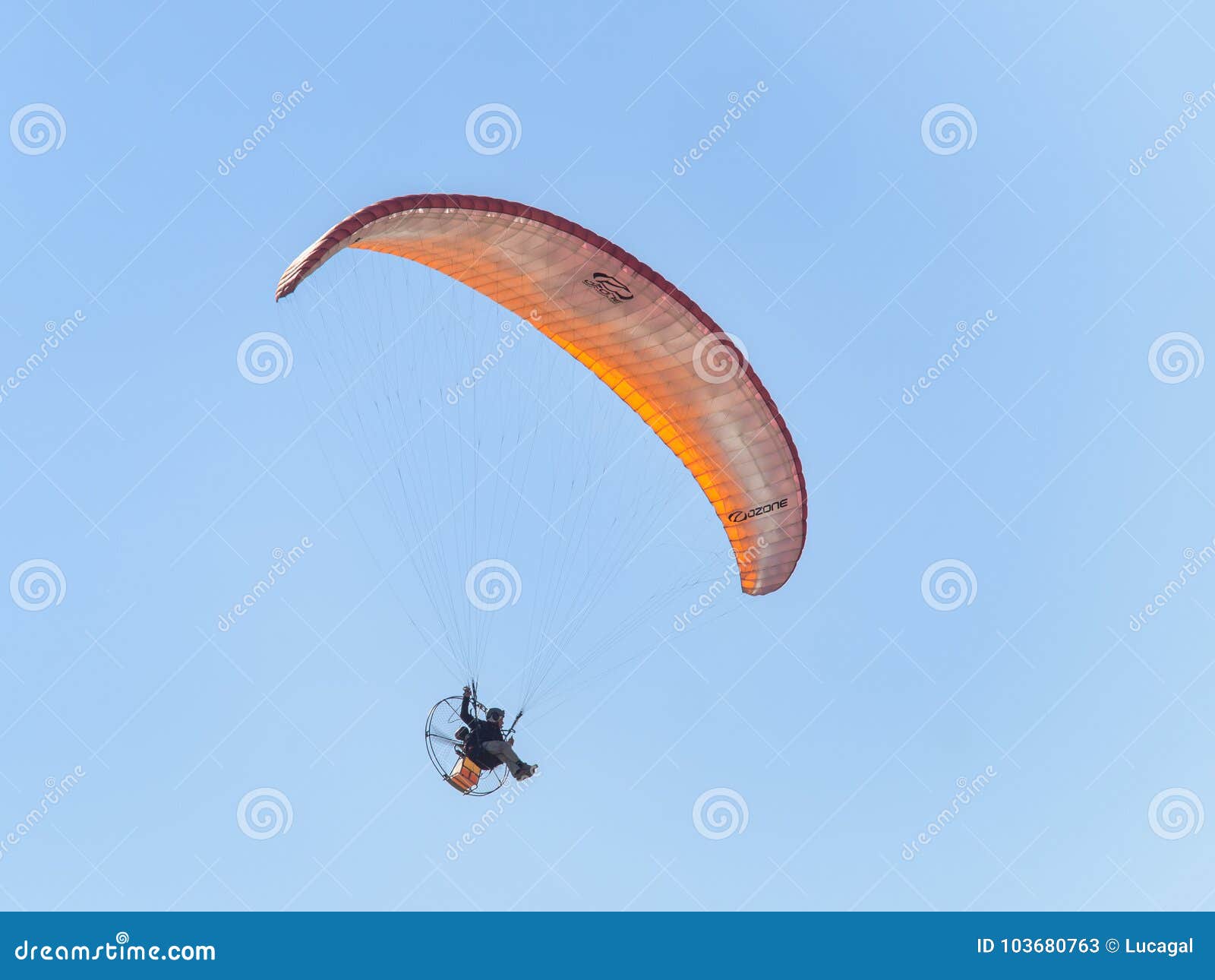 Paramotor Oder Angetriebenes Gleitschirmfliegen: Gleitschirm Mit ...