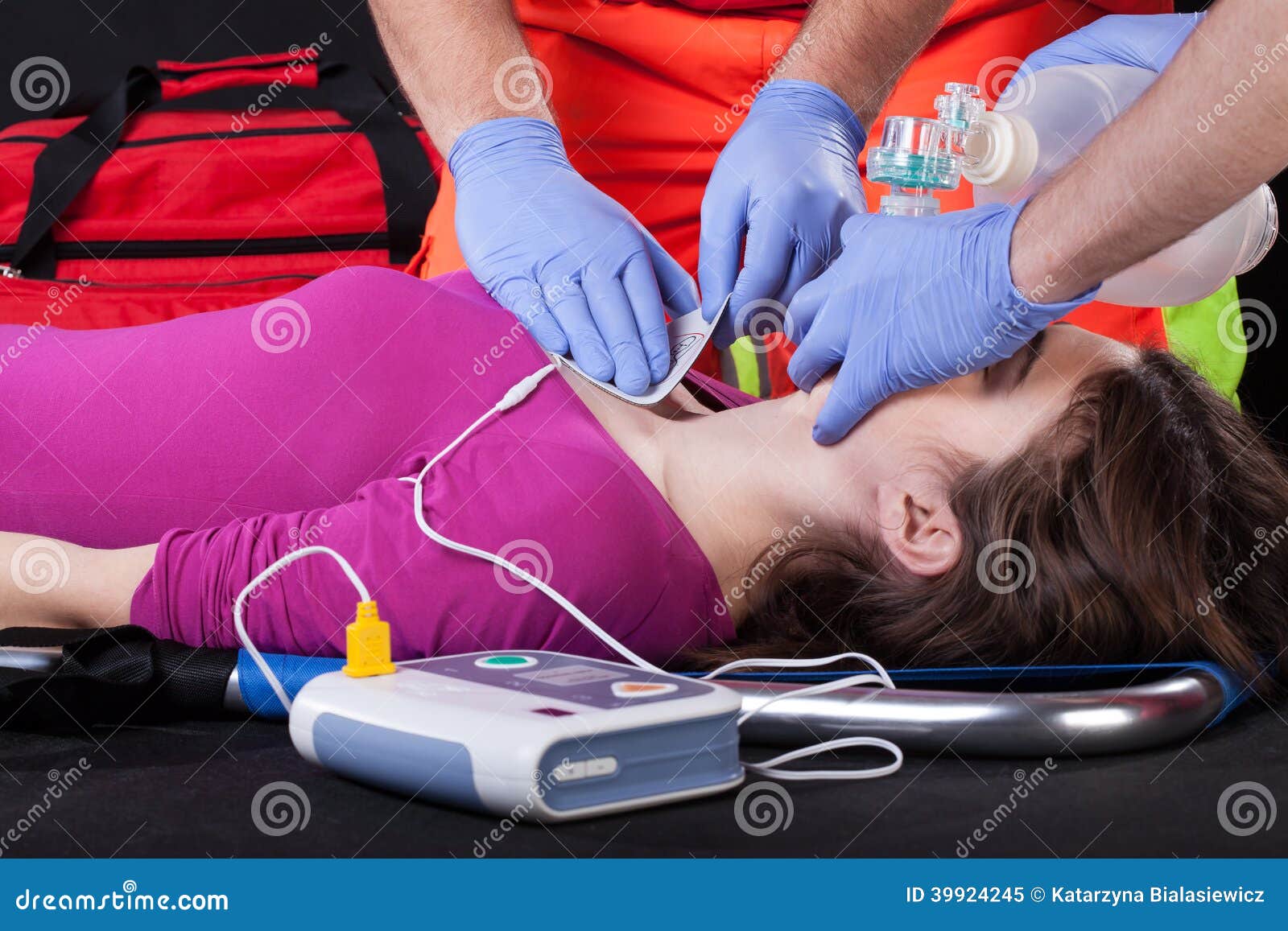 Paramédicos Que Usan El Defibrillator En Un Paciente Imagen De Archivo