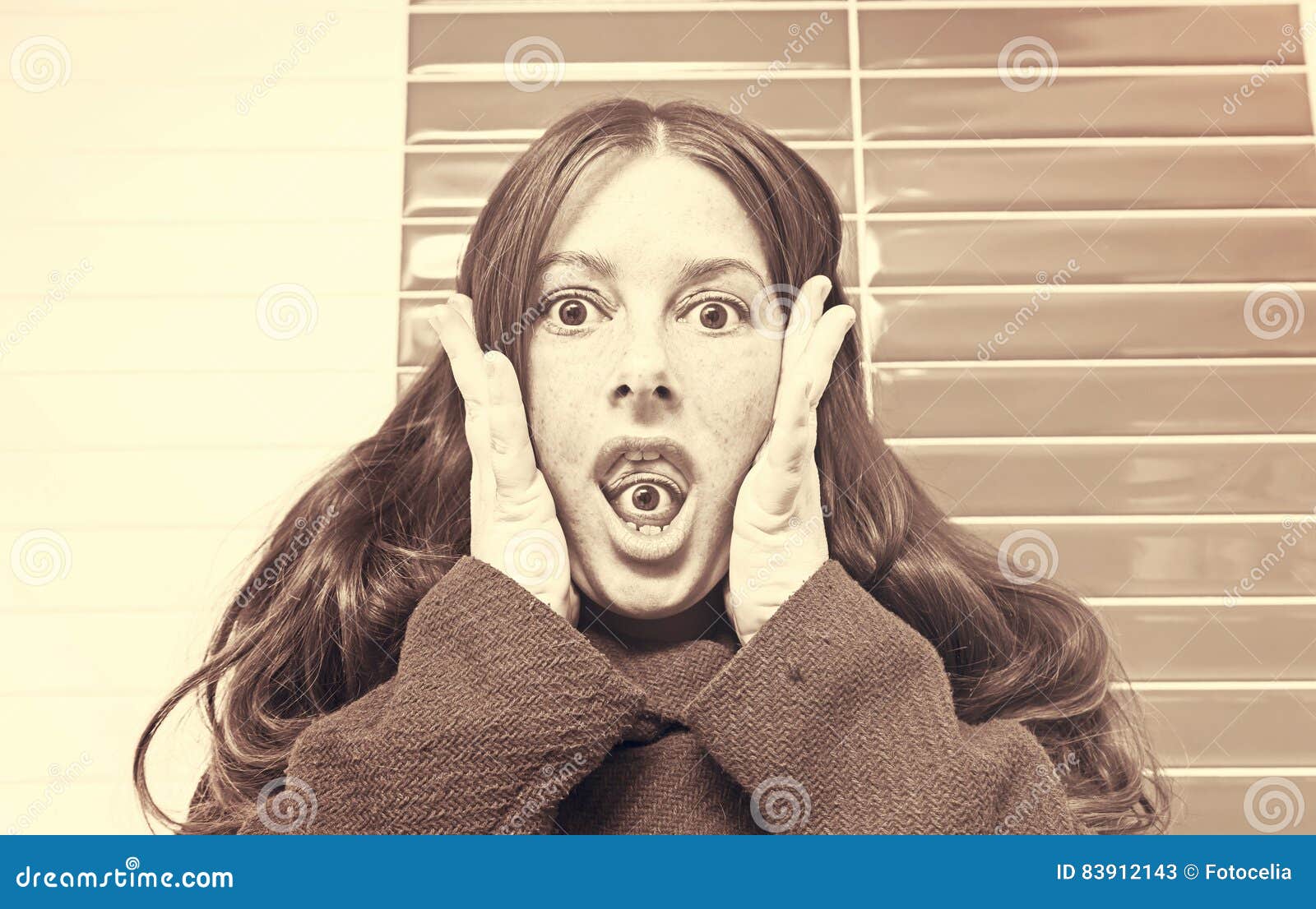 Paranoico loco de la mujer imagen de archivo. Imagen de ayuda - 83912143