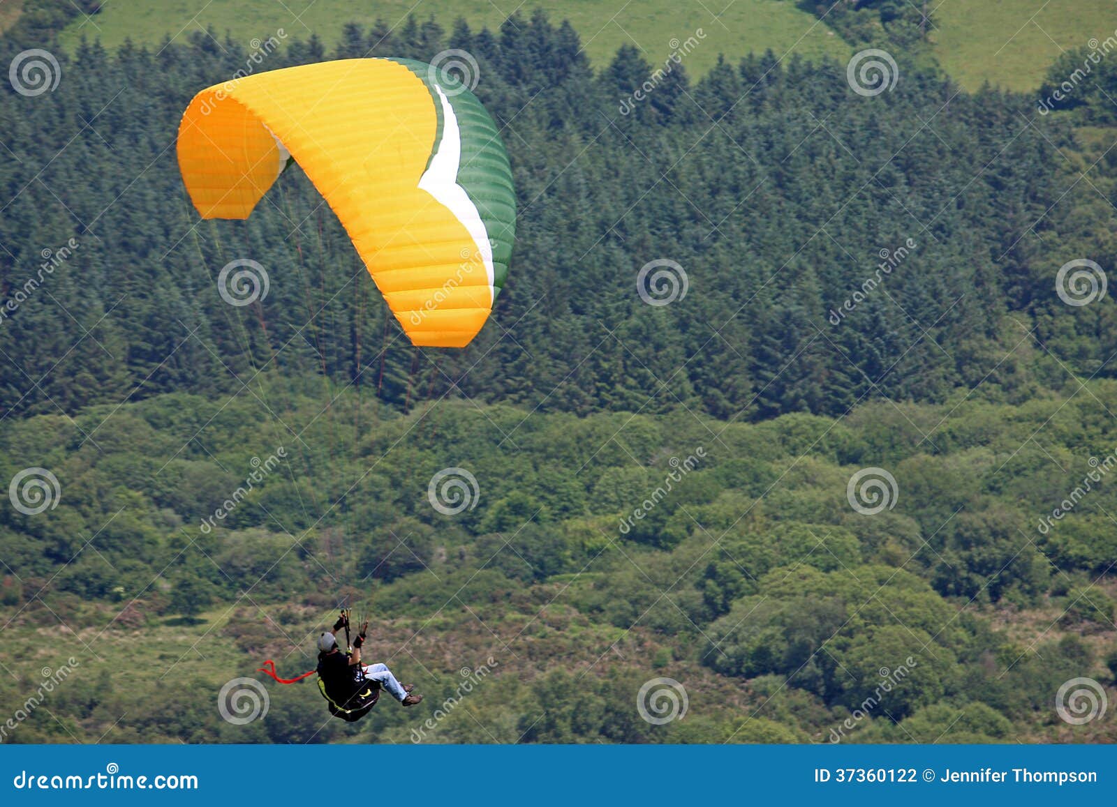 Parapentiste Au-dessus De Dartmoor Photo stock - Image du ciel, homme ...