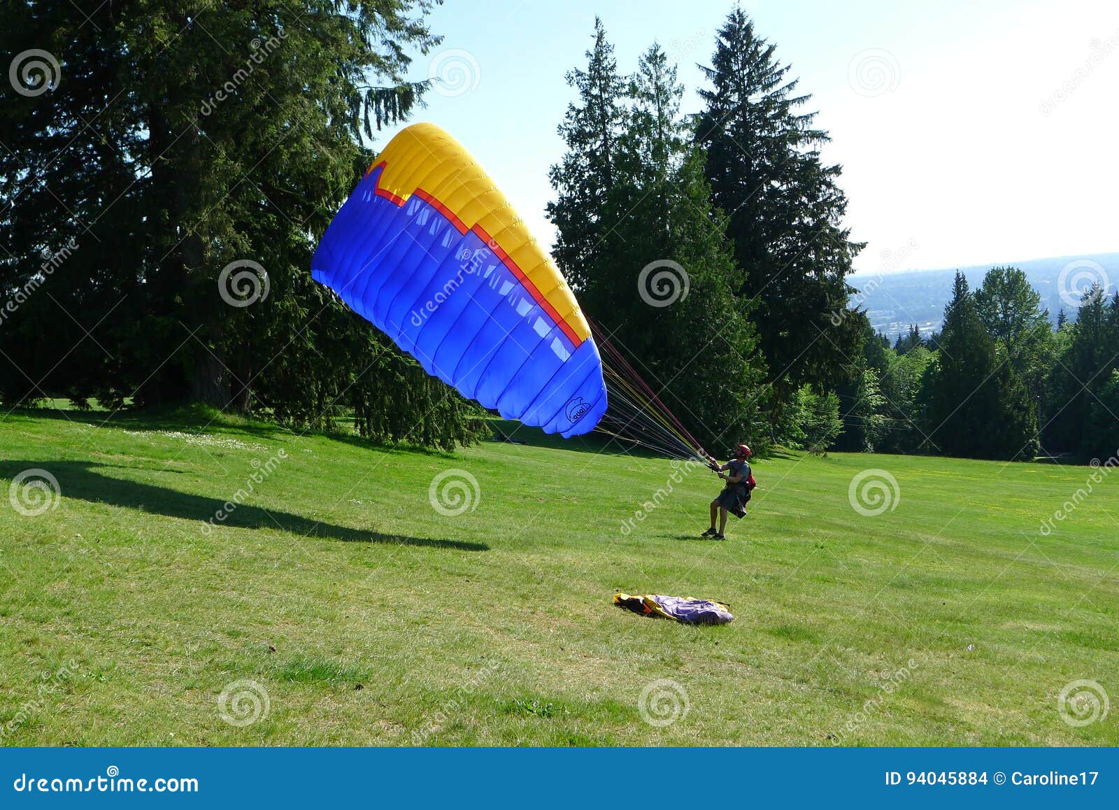 Parapentiste Préparant Pour Sauter Image stock éditorial - Image du ...