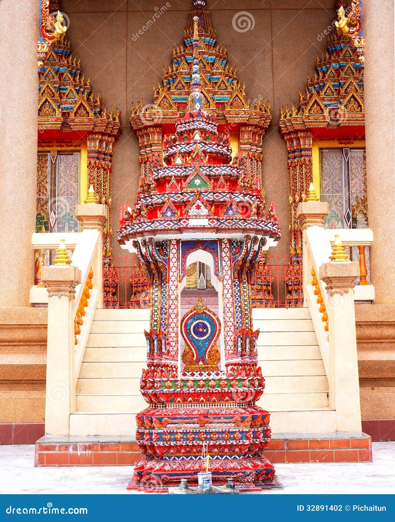 Parapeto y la entrada. foto de archivo. Imagen de escalera - 32891402