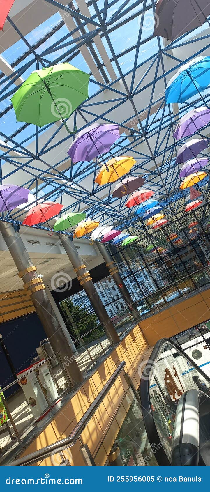 Parapluies Dans Le Plafond Du Centre Commercial Image stock - Image du ...