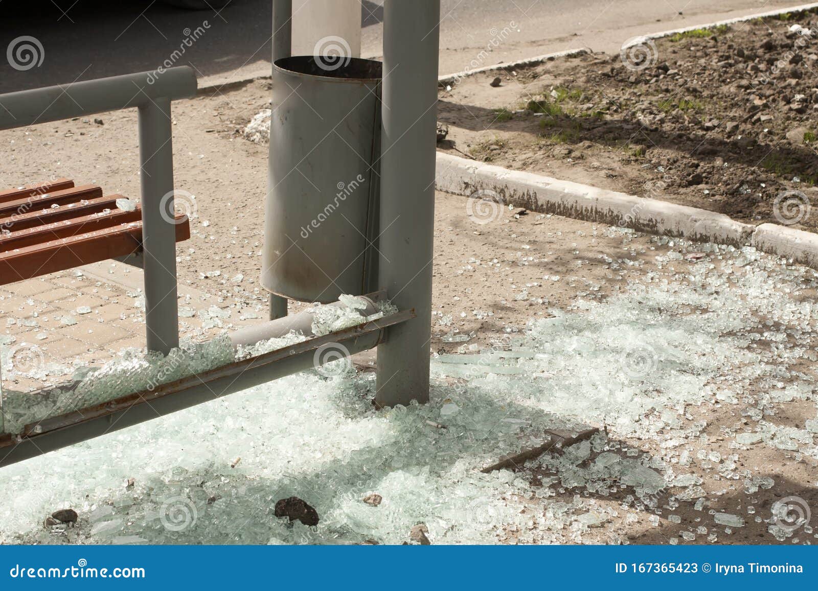 Parar O Transporte De Vidro Partido Aguardando Transporte Imagem de ...