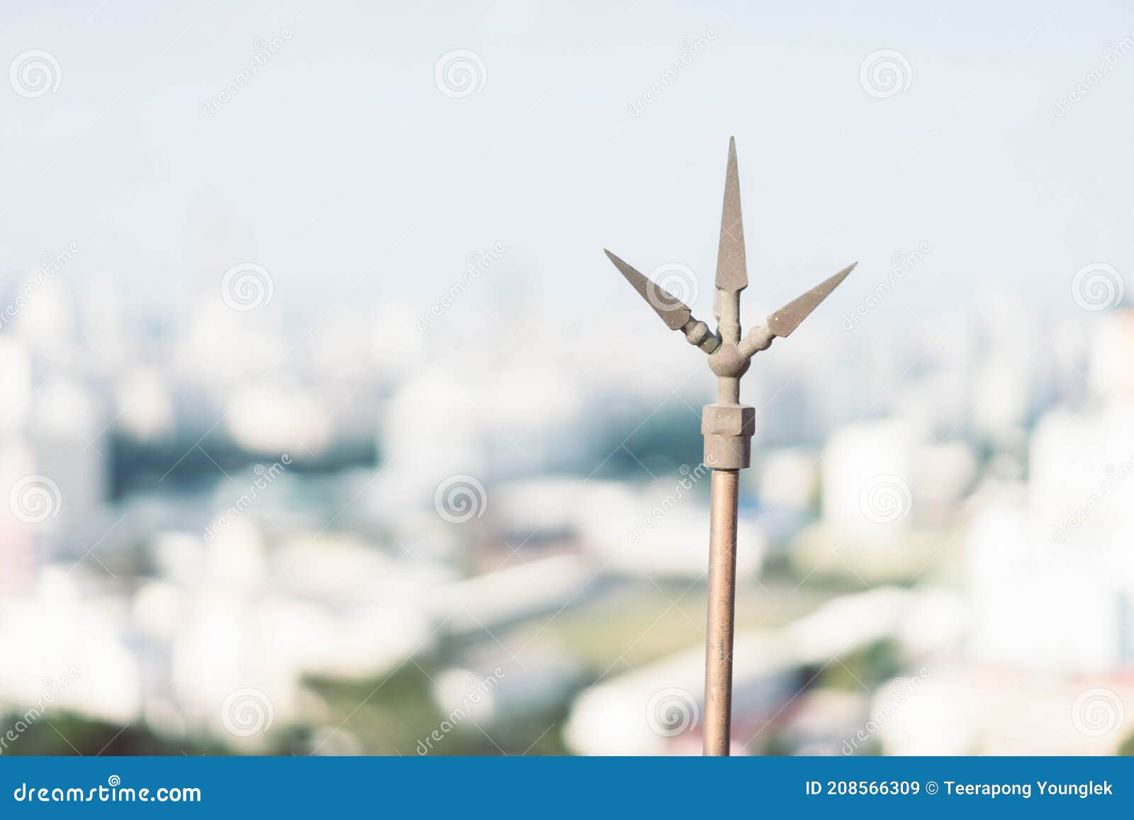 Pararrayos En La Parte Superior De Un Edificio Alto En Una Gran Ciudad ...