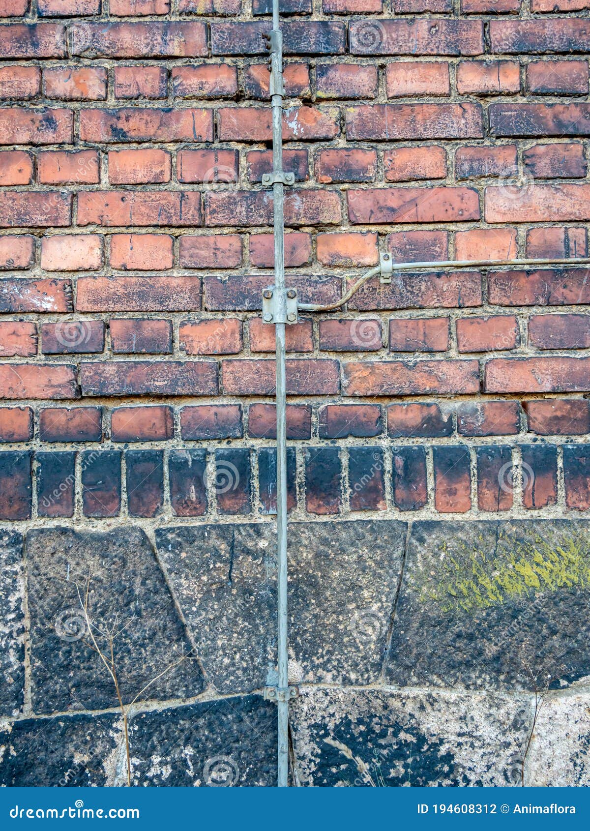 Pararrayos En Una Pared De Una Casa Antigua Foto de archivo - Imagen de ...